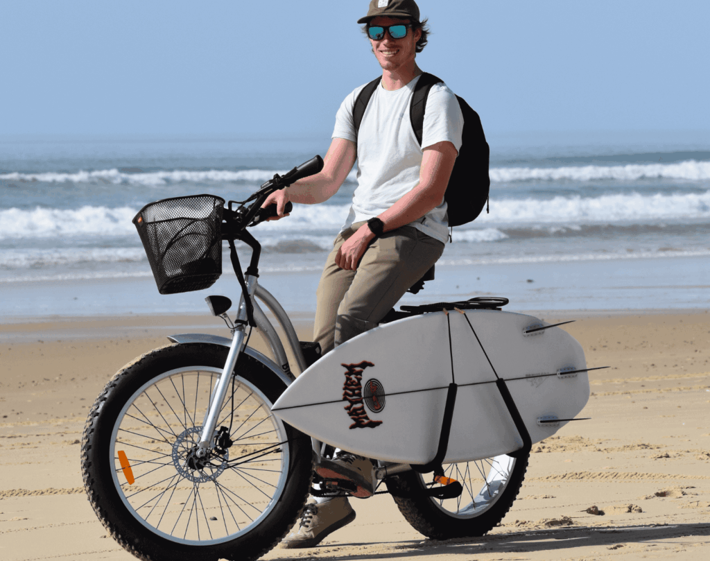 Aller surfer à vélo : louez votre vélo avec rack de surf chez Joe Bike - Joe Bike